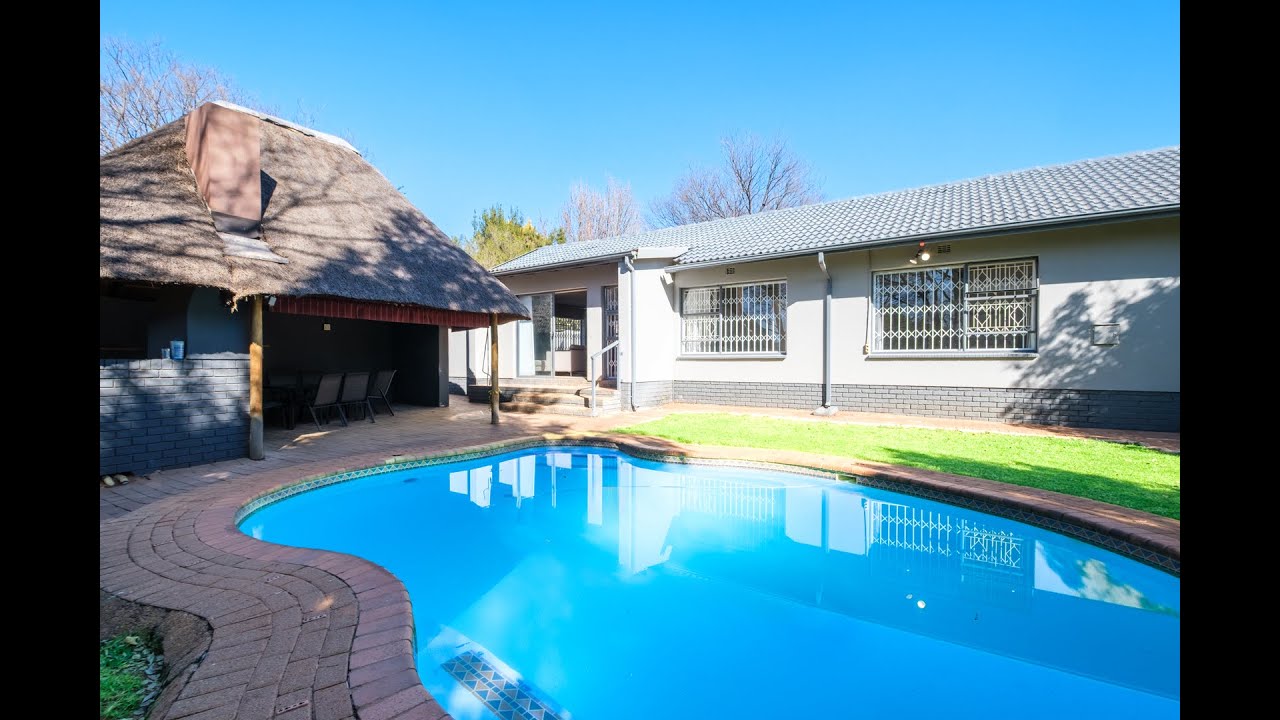 Spacious 3-Bedroom Family Home with Pool, Lapa & Loads of Potential ...