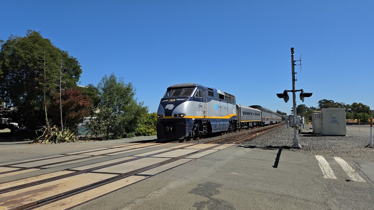 Late Amtrak San Joaquin #711 at Bayfront Park with CDTX #2006 F59PHI ...