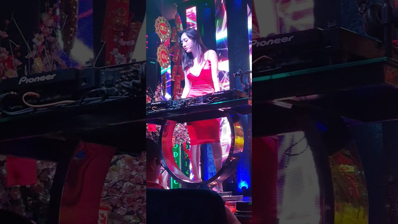 DJ dancing very good! - YouTube