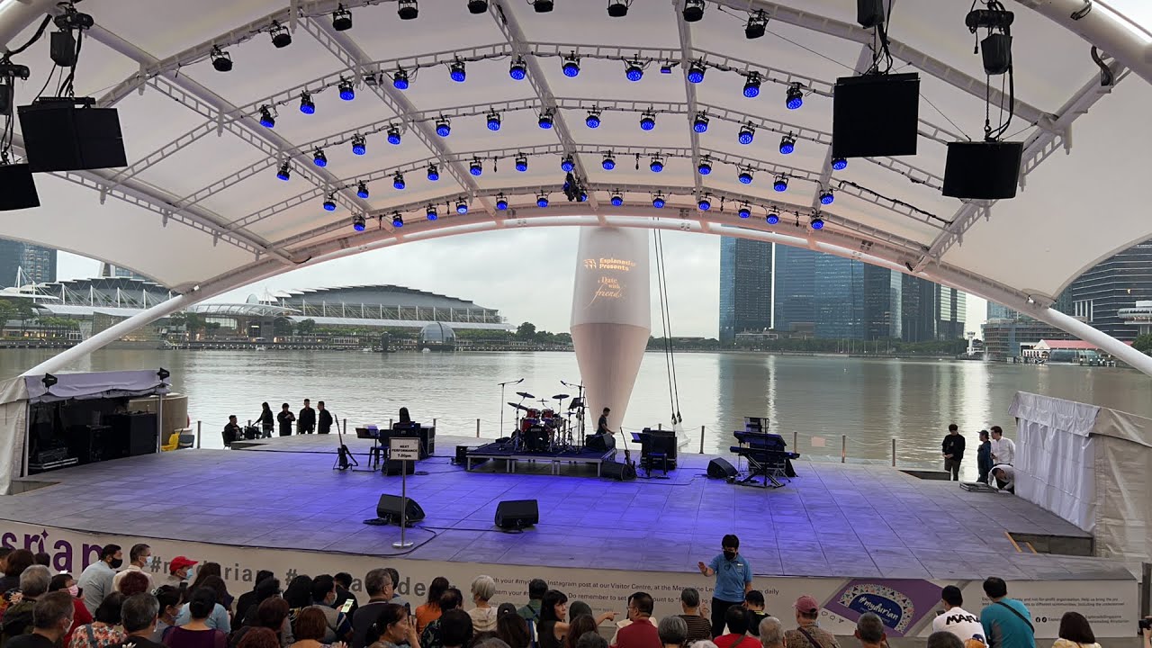 Getai Night Show @ Esplanade Theatre - YouTube