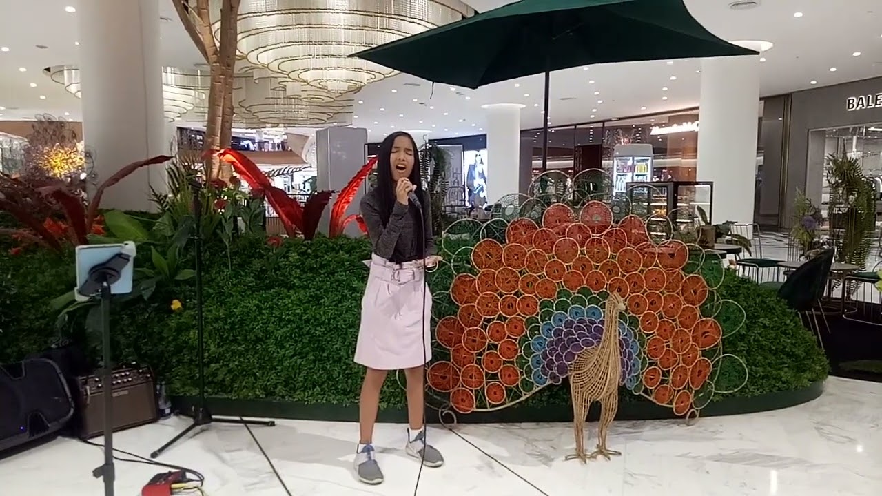 Thailand Street Singer 💫 QUEEN ON STREET - YouTube