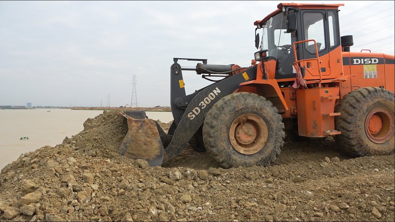 Heavy Equipment Operator Wheel Loader DISD SD300N With Dozer Spreading ...