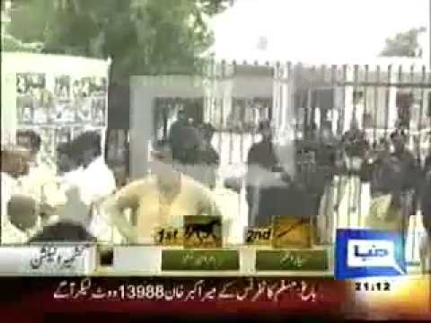 Mian Tariq Mian Amjad vs Ch Ijaz fight in Dinga - YouTube