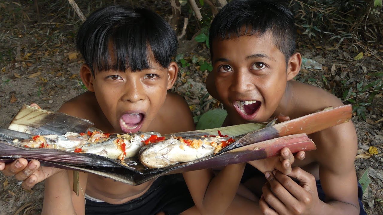 Smart boy Cooking fish for Food every day | Natural cooking in forest ...