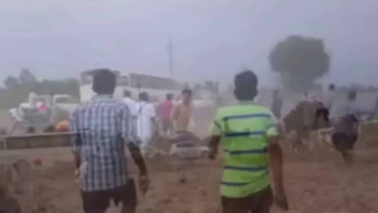 Harsimrat Kaur Badal de Kafile nu Pind de lokan Wapas Modeya - YouTube