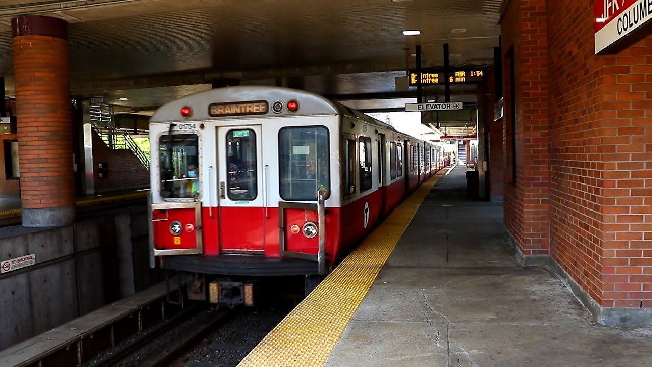 MBTA Subway "The T" : Braintree Bound Pullman/UTDC 01600/01700-Series ...