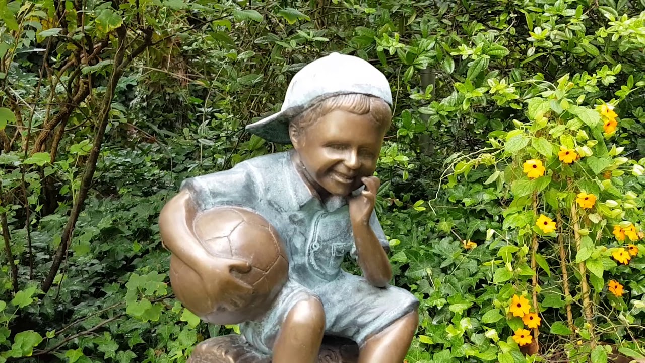 Kinder beeld jongetje met voetbal | Bronzen Beelden Winkel - YouTube