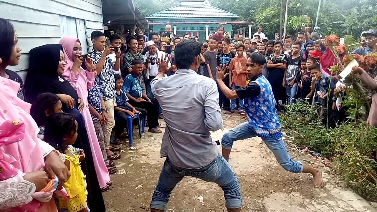 Kuntau bangkui vs jagau - YouTube