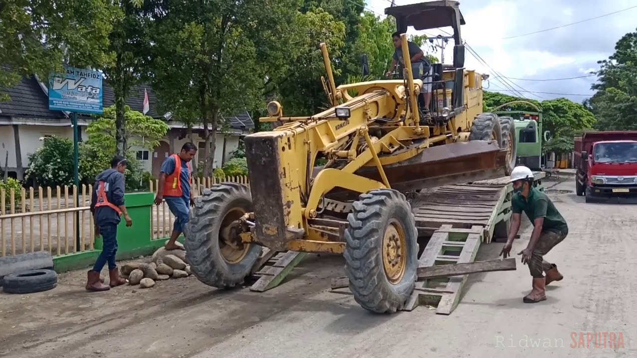 Unloading Motor Grader dari Truck Self Loader - YouTube