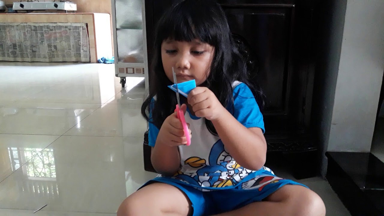Sofia Kamila Harahap Kreasi menggunting Kertas - YouTube