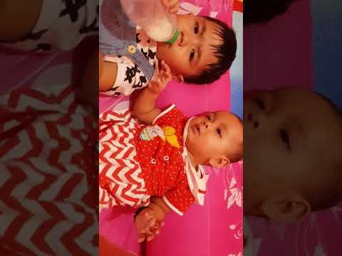 Kakak adek balapan mimik susu