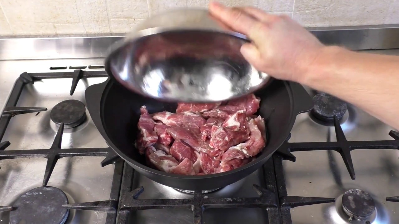 Throwing meat in a pan - YouTube