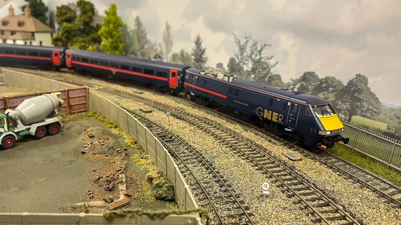 Hornby GNER class 91 (2022 tooling) running session - YouTube