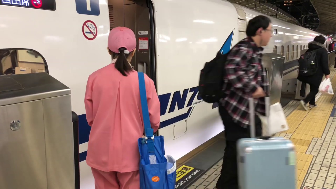 Shinkansen Cleaning Staff Waiting at Tokyo Station - YouTube