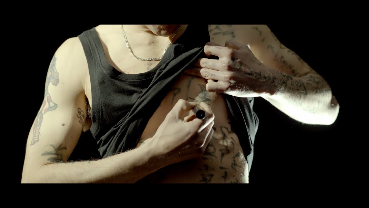 Dena Barrett - Vorrei farmi esplodere la faccia (Visual) - YouTube