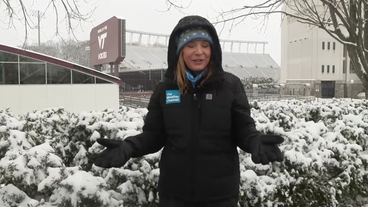 Snowball fight breaks out as Virginia Tech campus closes - YouTube