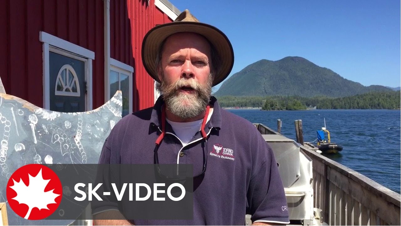 Remote Passages Whalewatching Tofino: Besitzer Don Travers spricht mit ...