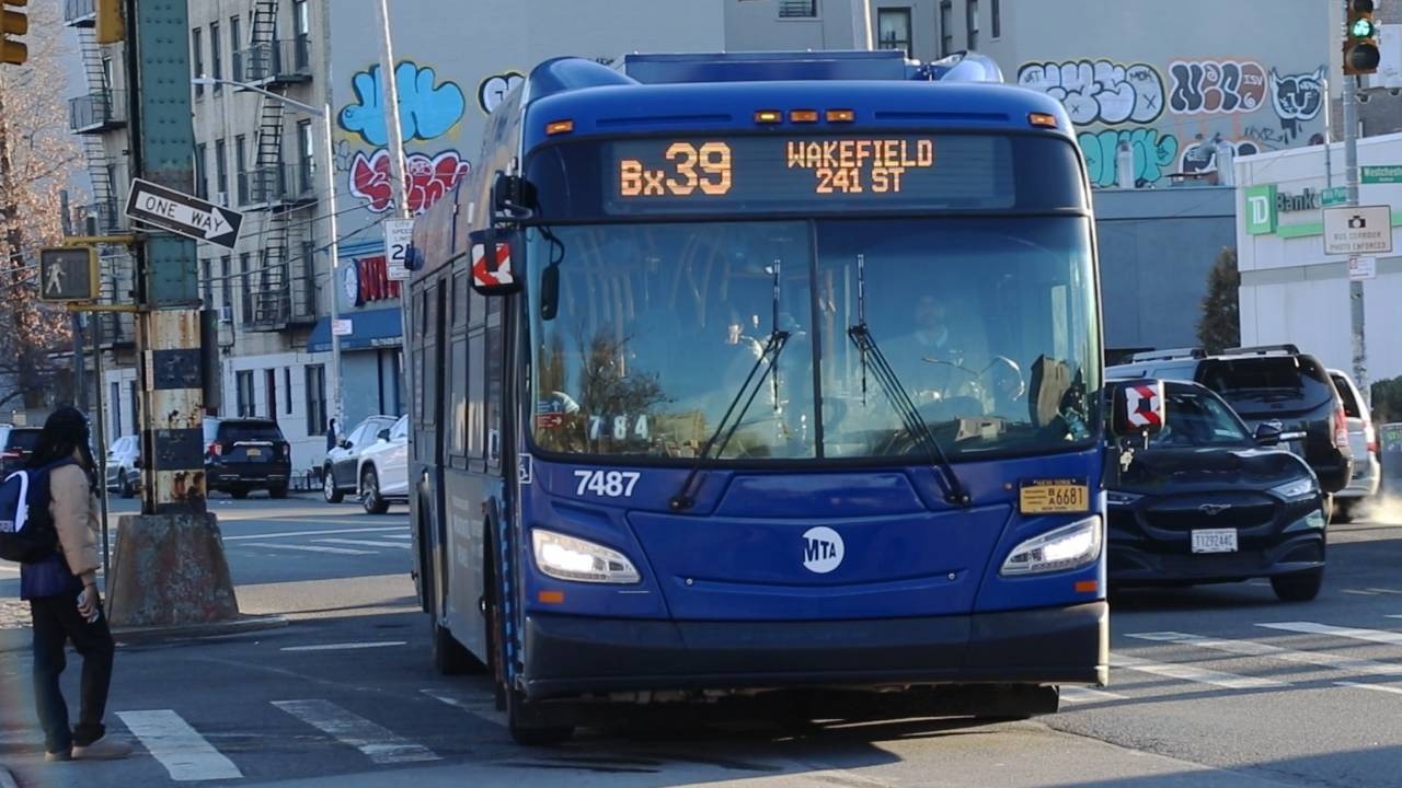NYCT Bus: 2018 New Flyer XD40 #7487 on the Bx39 at White Plains Road ...