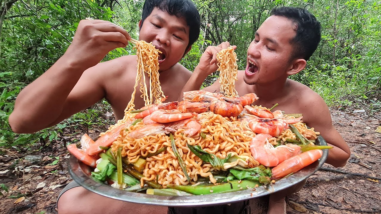 Yummy Hot Noodle w/ Sea Food Eating in Forest - YouTube