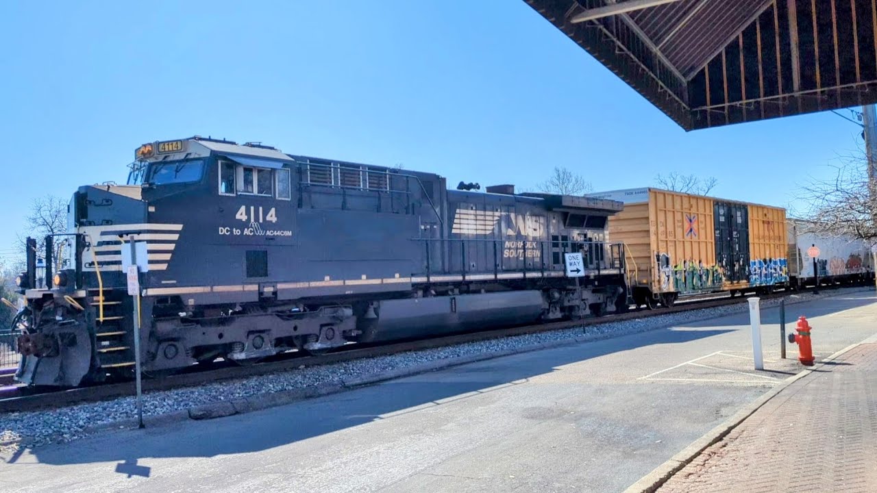 Northbound NS mixed manifest with EOT DPU NS4890 on track one - YouTube