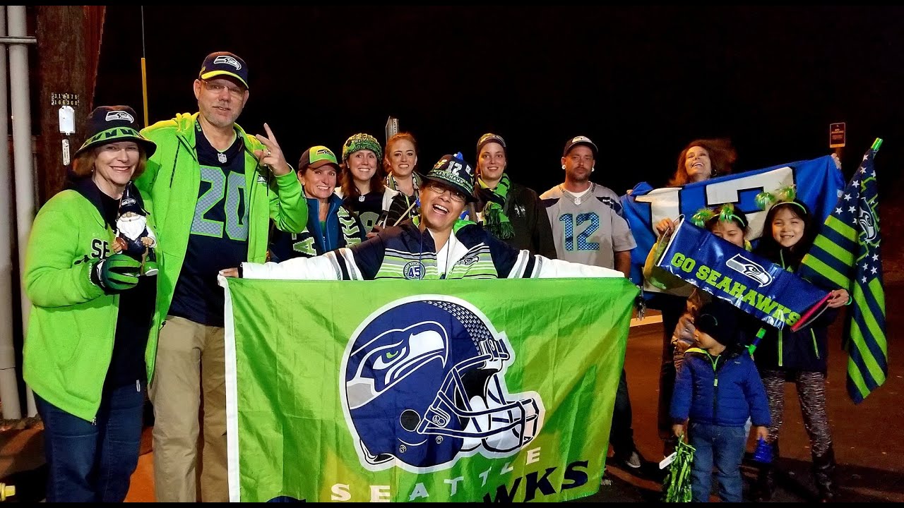 Fans Welcoming home the Seahawks from Cleveland. - YouTube