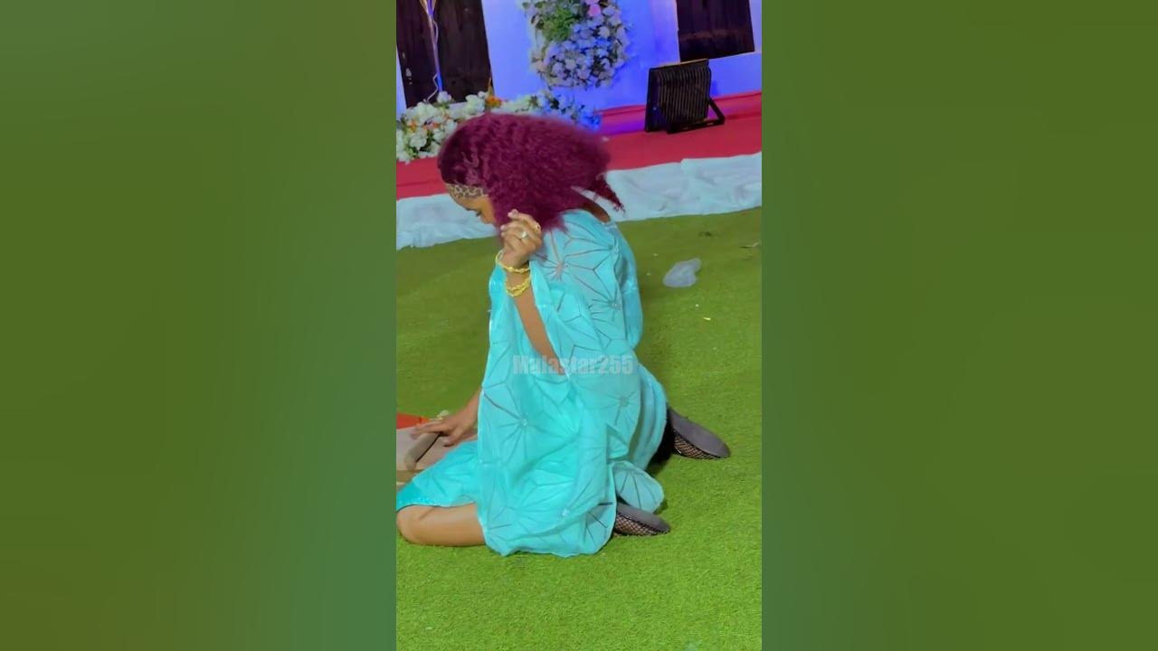 Mwali akifundwa kukuna nazi - YouTube