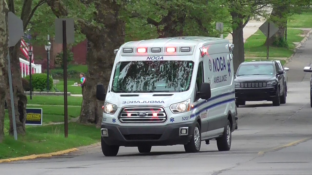 Ford (Thought it was a Freightliner) Ambulance Code 3 Lights & Sirens ...