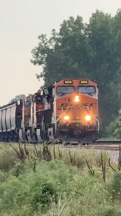 Tier 4 leads BNSF Grain train w/ BNSF Warbonnet! #bnsftrains #bnsfrailway #bnsf - YouTube