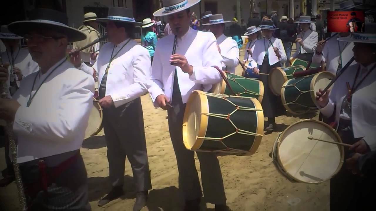 Agrupación de Flautas Rocieras y Tambores tocando en la Romería del ...