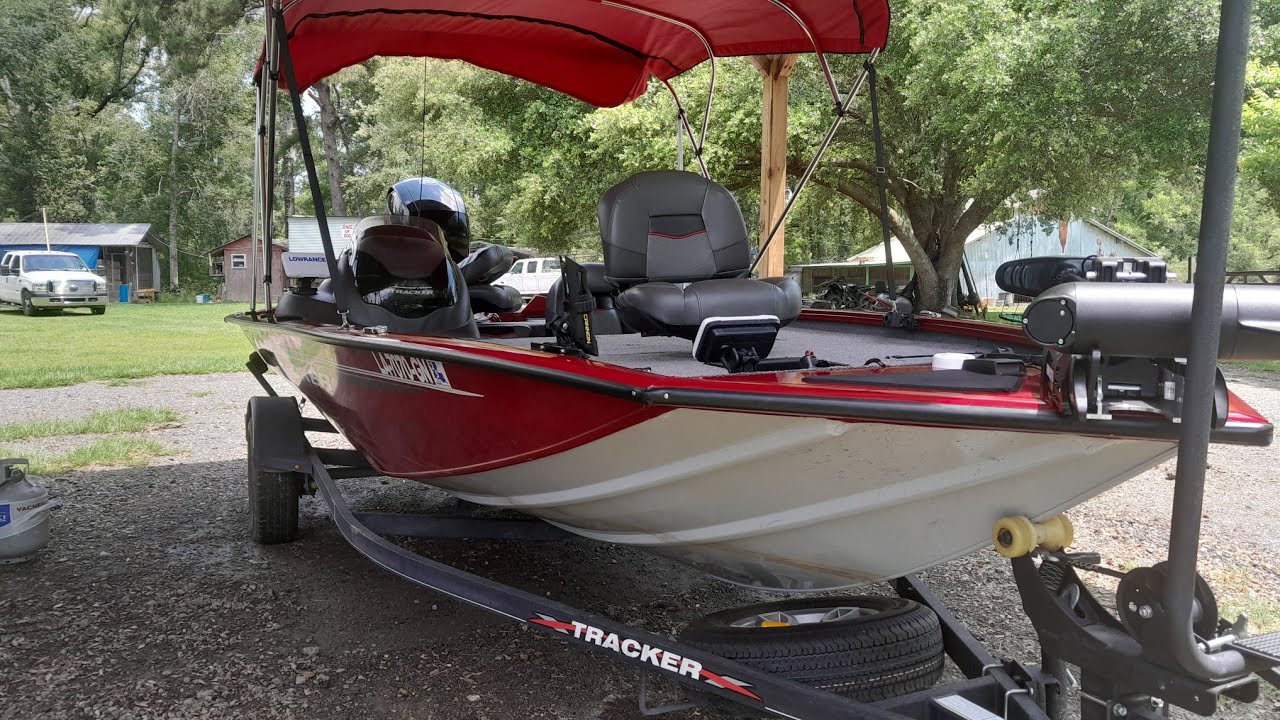 Cleaning the bass boat 🛥 - YouTube