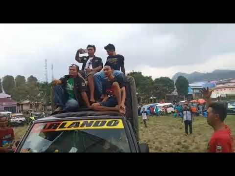 Joget di atas mobilnya arlando