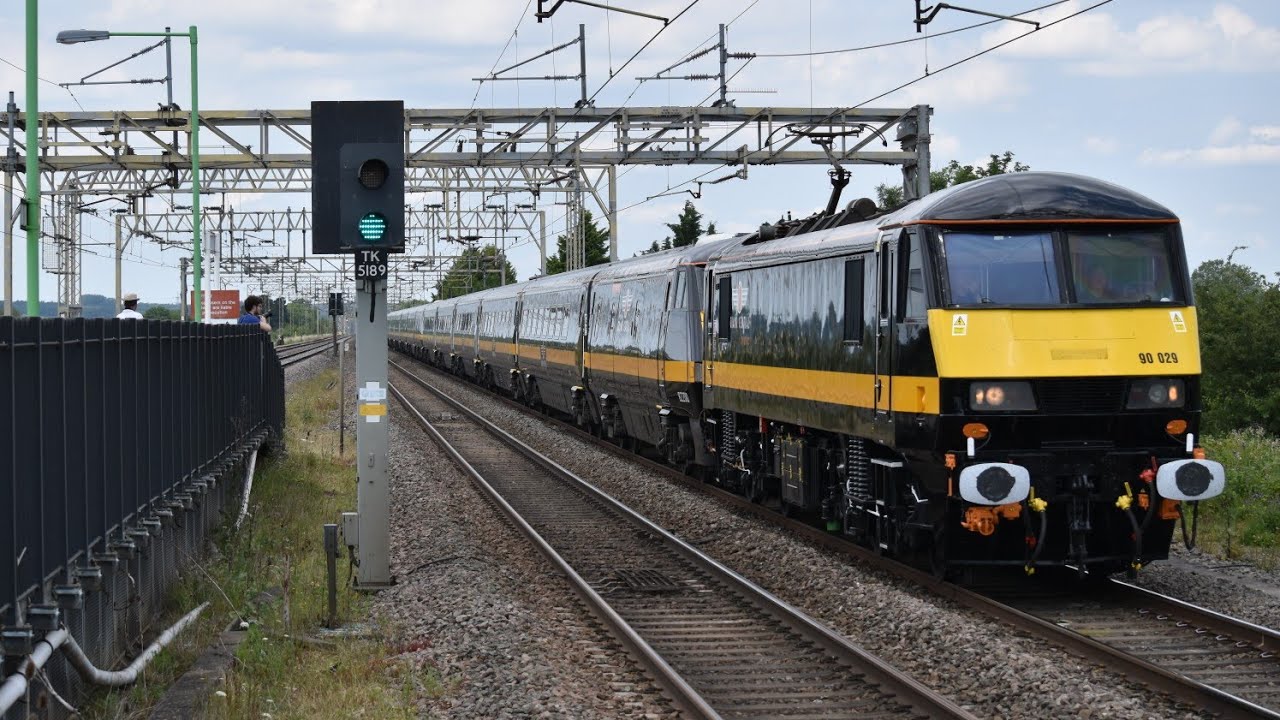 Grand Central 90029 + 90026 with 2 MK4/DVT sets @ Cheddington - YouTube