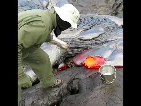 This is how geologists collect lava samples from an active volcano ...