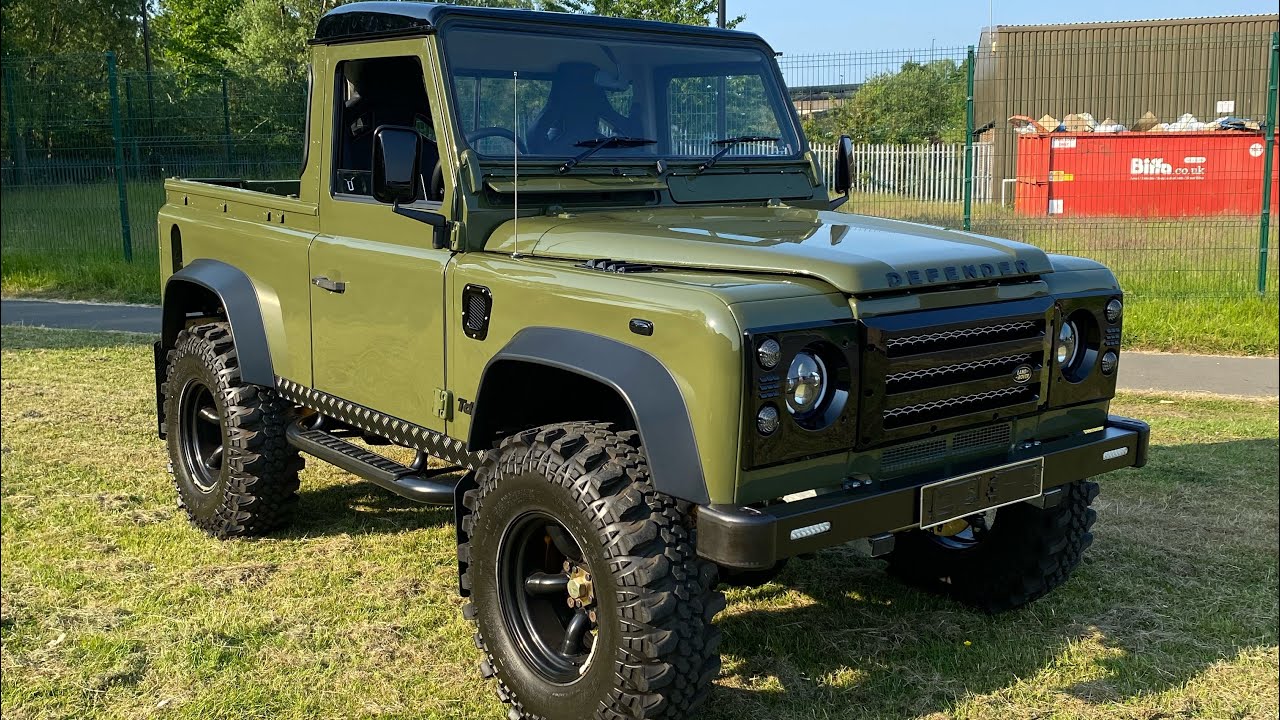 LAND ROVER DEFENDER 90 PICK UP REBUILT IN 7 MINUTES! - YouTube