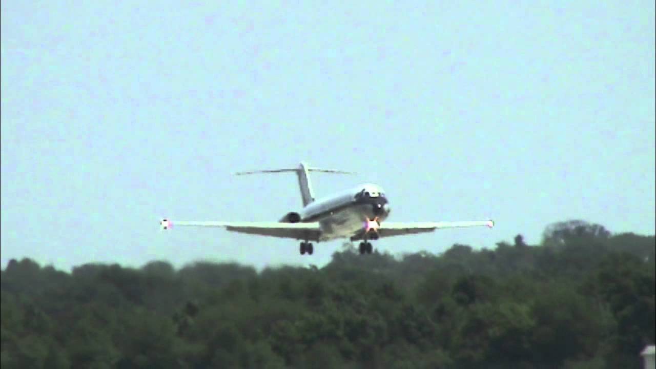 DC-9 Landing at Rockford International Airport - YouTube