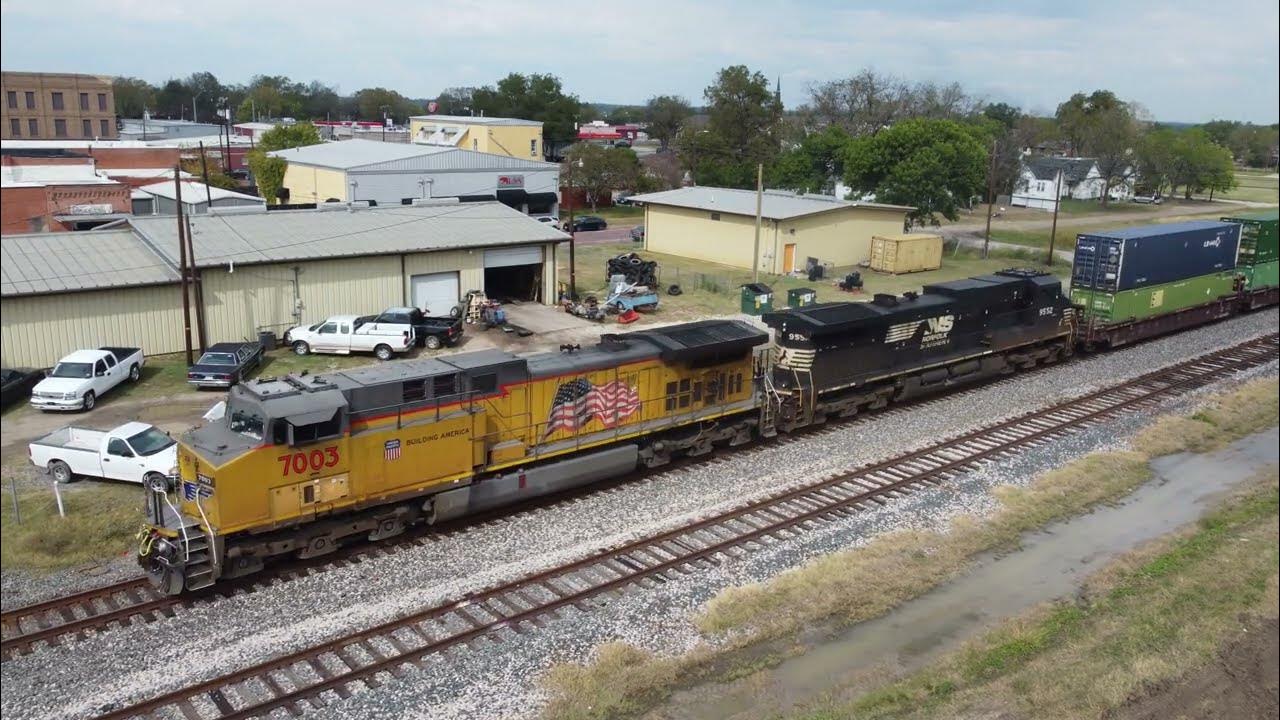 Southbound UP 7003/NS 9552, Intramodal/autorack Train, "Ennis Sub" Groesbeck,, TX, 11-1-2022 ...