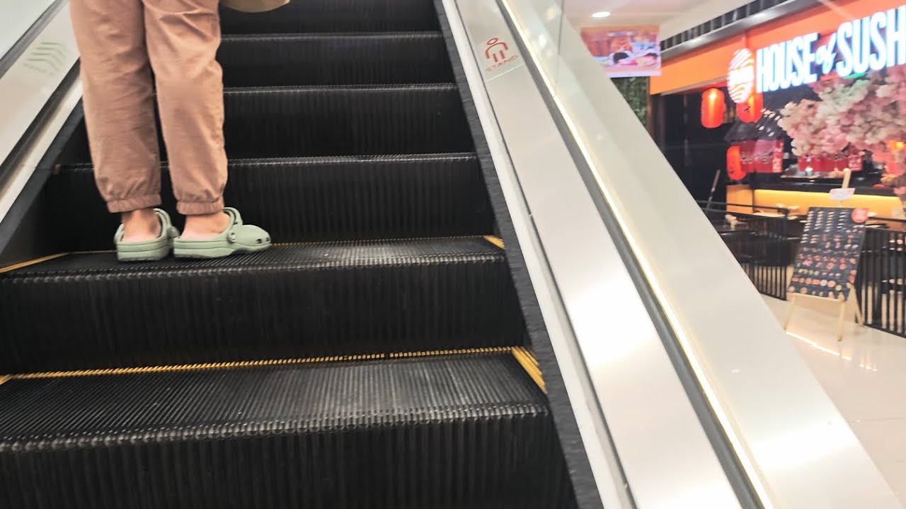 Philippines, SM Fairview, 1X escalator - YouTube
