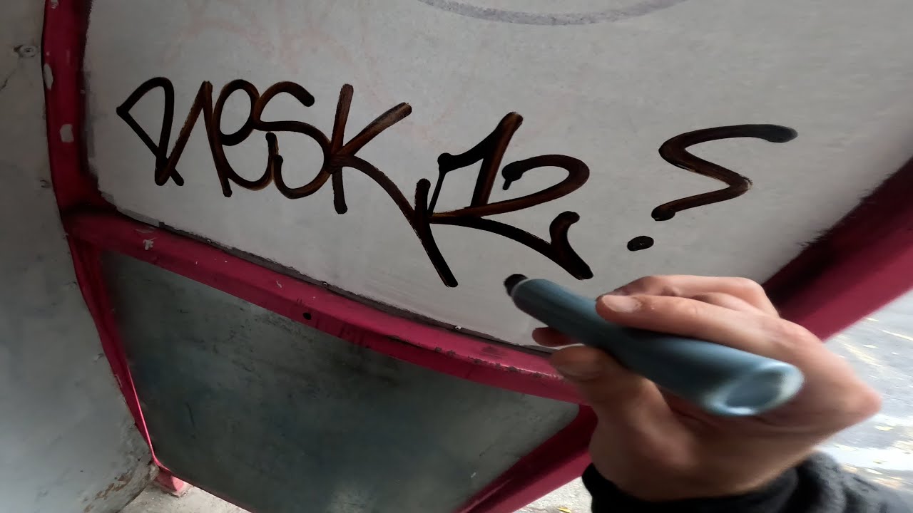 Police Dribbling during Graffiti Throwups in Budapest - YouTube