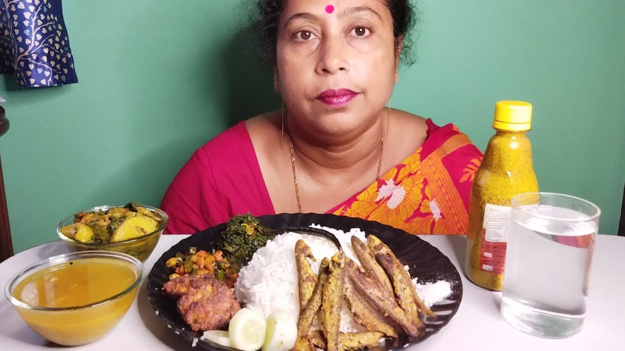 Eating wth Indrani bhat😋sak vaja😘macher dim vaja🤩😋boroli mach vaja🥰😘 ...