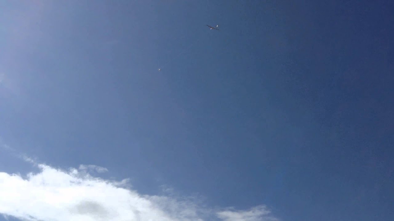 Durafly HyperBipe, Towing a 2,7 meter glider - YouTube