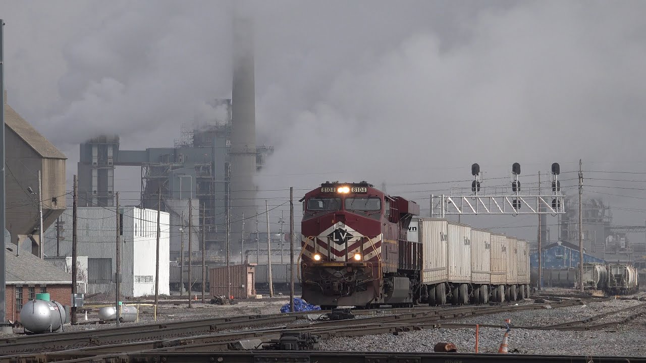 Lehigh Valley Roadrailers. NS 8104 leads 255 through Decatur, IL - YouTube