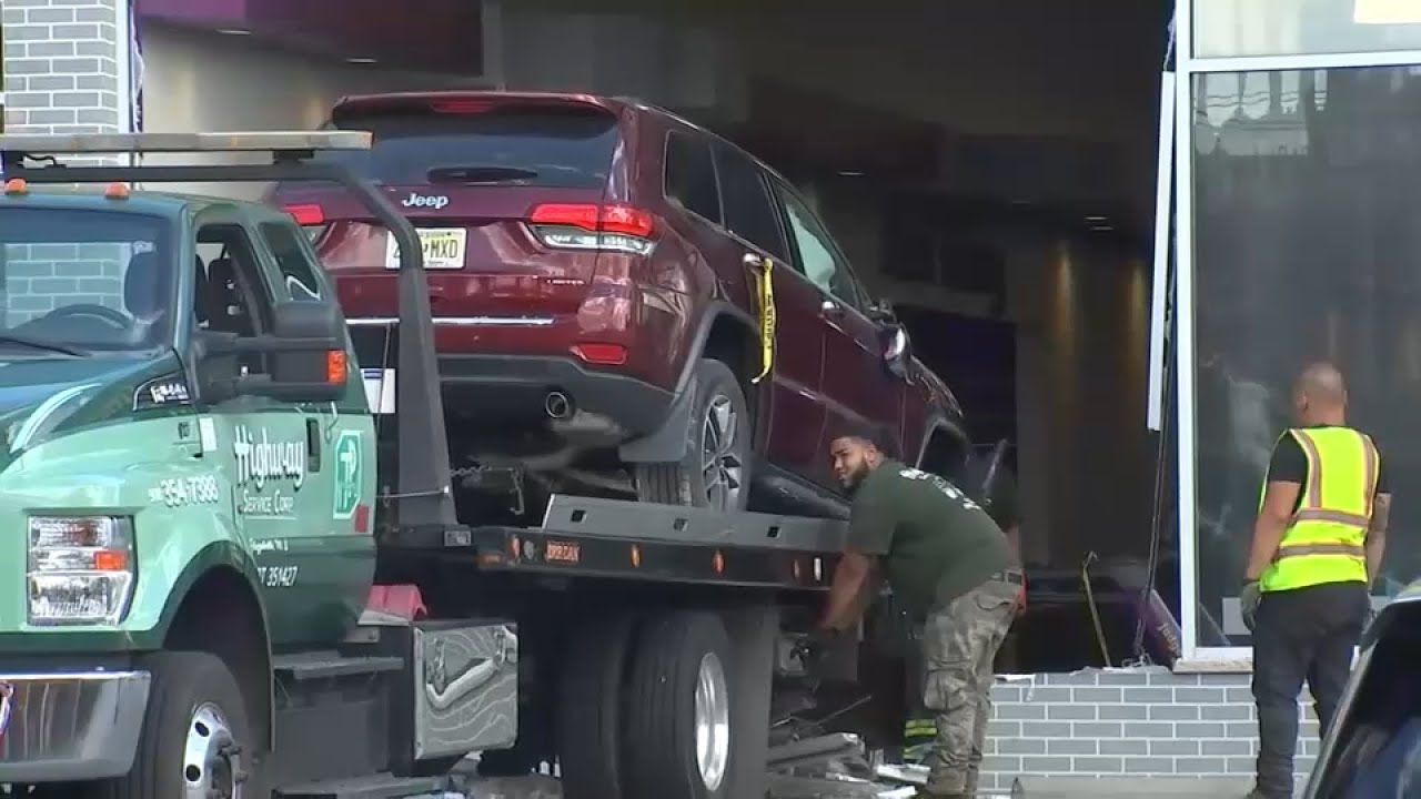 Man killed, others injured after car goes into Planet Fitness - YouTube