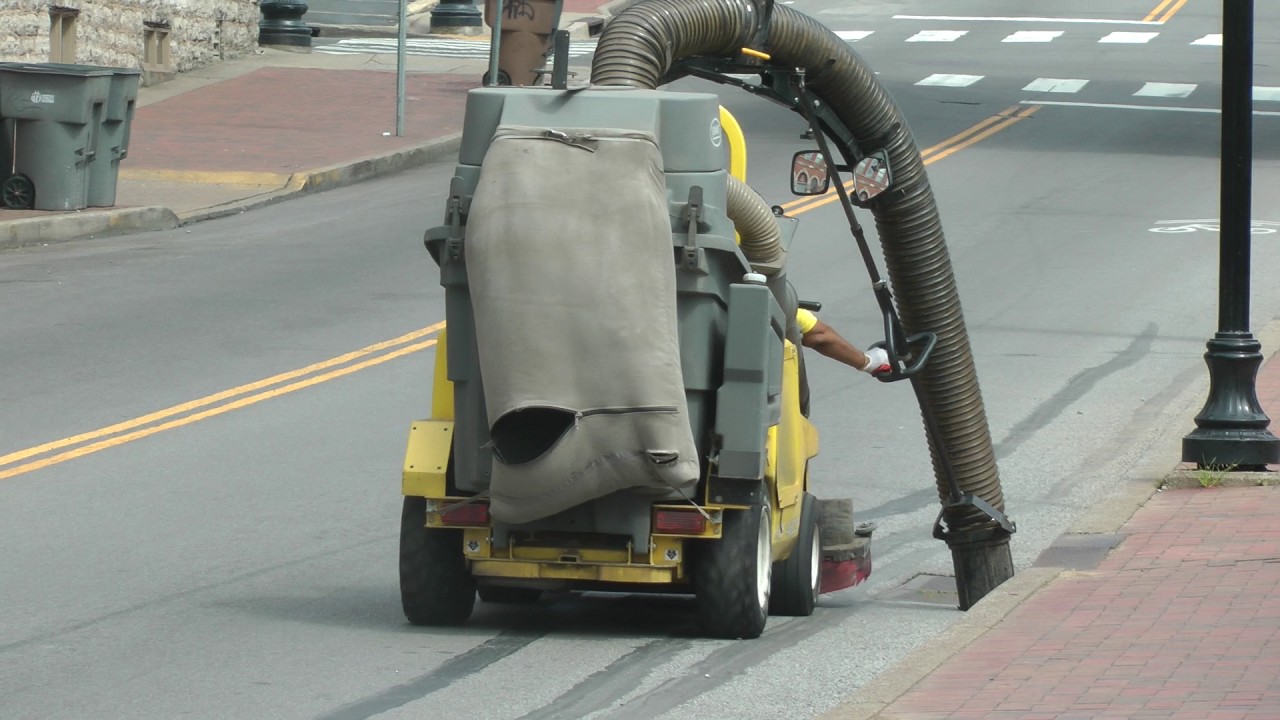 miniature street sweeper in downtown Nashville, Tennessee - YouTube