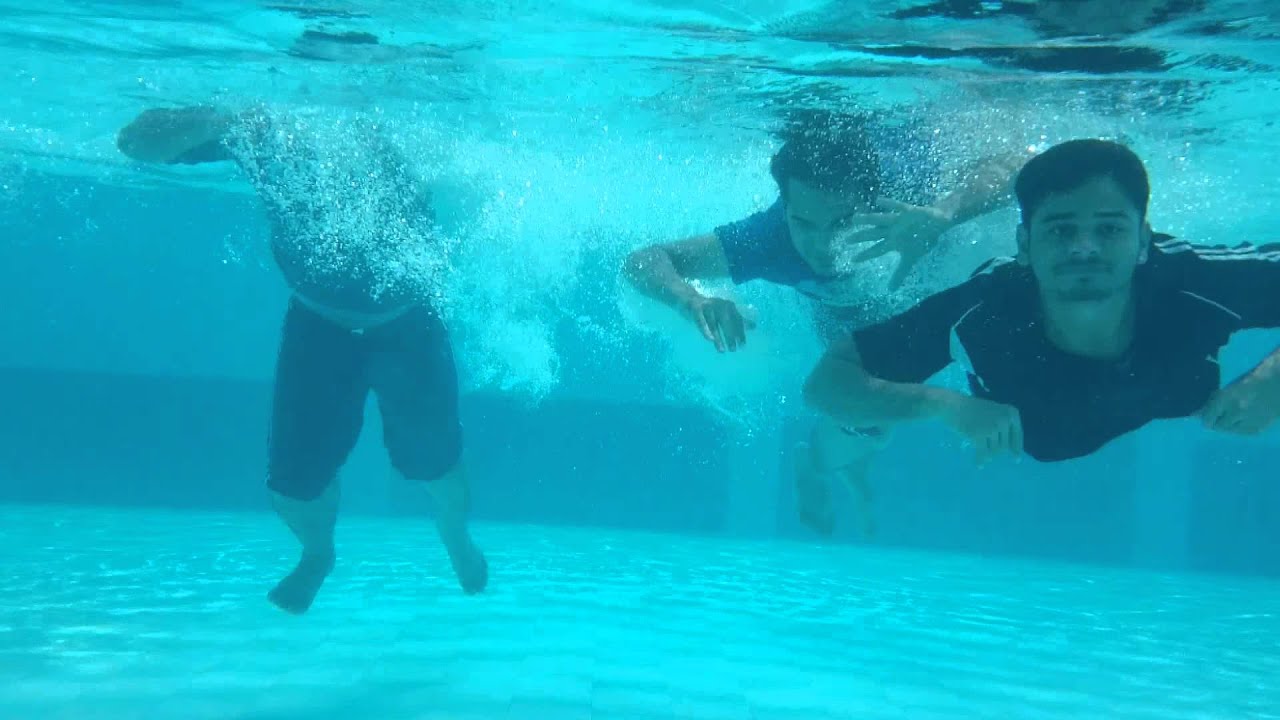 Fighting underwater - YouTube