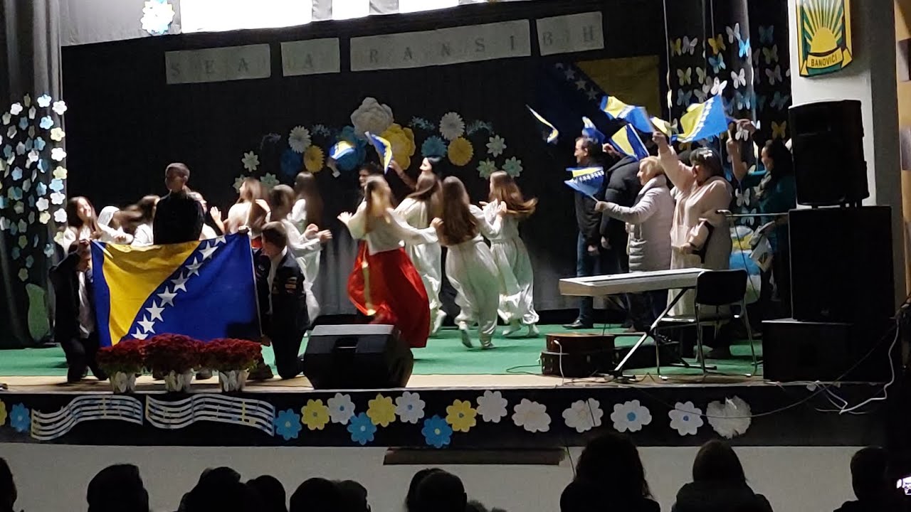Folklor OŠ " Banovići" - Dan državnosti BiH - YouTube