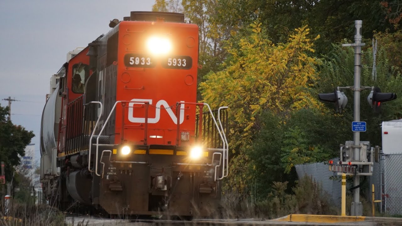 SD40 leads L523!! - YouTube