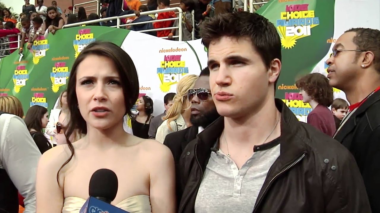 Robbie Amell & Italia Ricci 2011 Kids' Choice Awards Interview - YouTube
