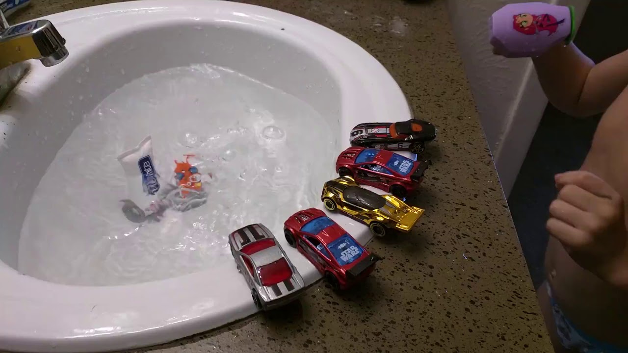 Hot Wheels Bath Time - YouTube