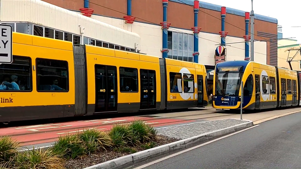Gold Coast G:link tram crosses - YouTube