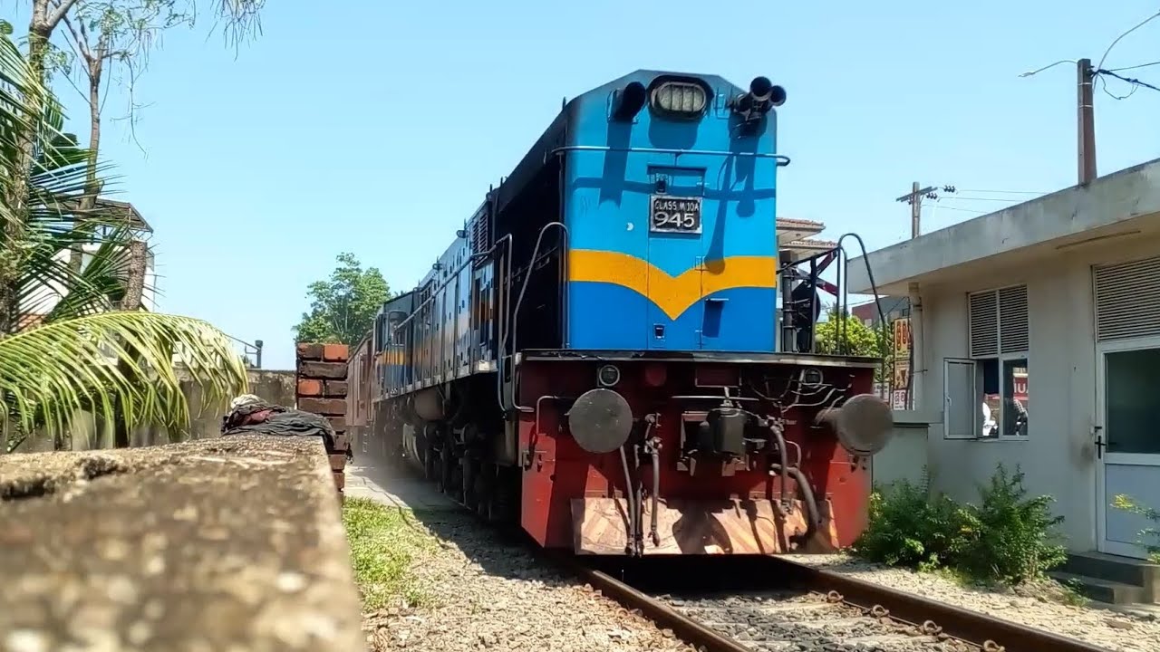 Sri Lanka Railway M10A 945 Siyane Kumari Train Arriving Matara Railway ...